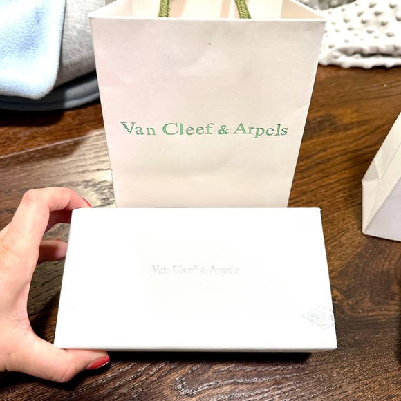 Van Cleef & Arpels | Jewelry | Van Cleef Arpels White Gift Box And Bag ...